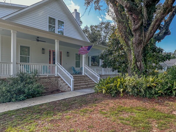 Spacious Pet Friendly 5-bedroom House, Steps From The Beac - Oasis Resort, Gulfport