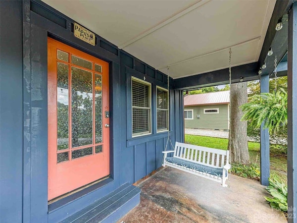Cheerful Cottage Retreat + Quick Downtown Access - Asheville, NC