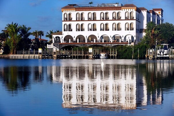 Queen/queen Standard At The Hotel Zamora, Outdoor Pool, Free Parking - St. Pete Beach, FL