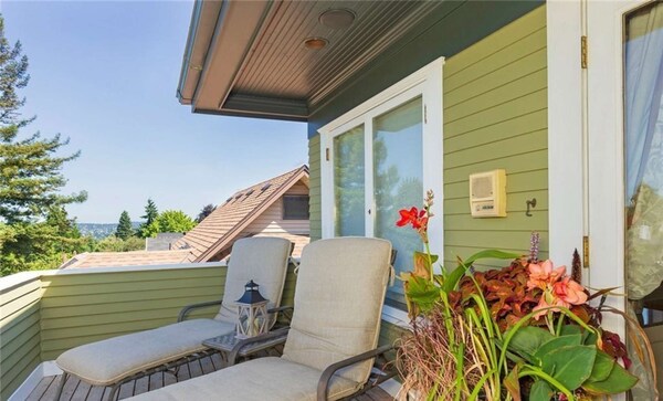 Seattle Escape In Queen Anne -  Stylish Urban Retreat With A Private Deck And Stunning City Views - 워싱턴