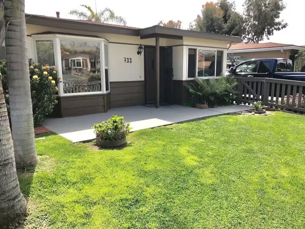 Central Encinitas, 1.4 Miles From Beach - Del Mar, CA