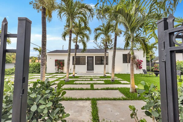 Serene Miami Palm Escape  Stylish Comfort Near Top Attractions! - Miami