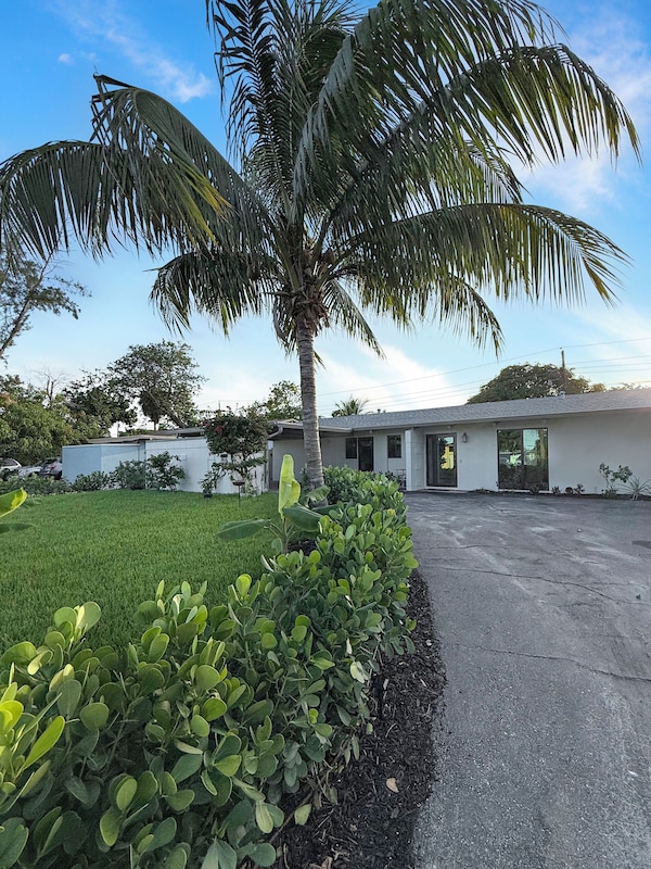 La Vida Palm. Sleeps 10 . Vaulted Ceilings . Full Kitchen . King Bed . Locale - West Palm Beach, FL