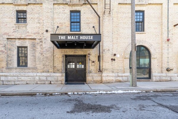 Chic Apartment With Parking And Gym - Milwaukee, WI