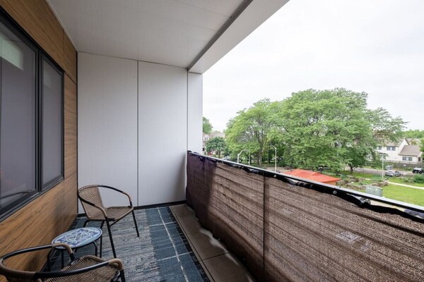 East Side Luxury 1br Apt - Near Brady St With Balcony And Lounge - Milwaukee, WI