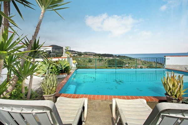 Apartamento 'Pool Studio Private' Con Vistas A La Montaña, Piscina Compartida Y Wi-fi - Madère