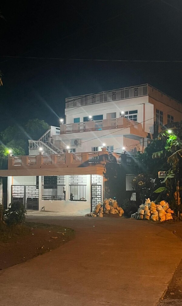 3 Bedrooms With Amazing Views Of  Mayon Volcano. 3rd Floor W/ Access To Rooftop - Legazpi City