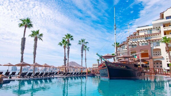 Luxury Beachfront Hotel In Cabo San Lucas - Cabo San Lucas