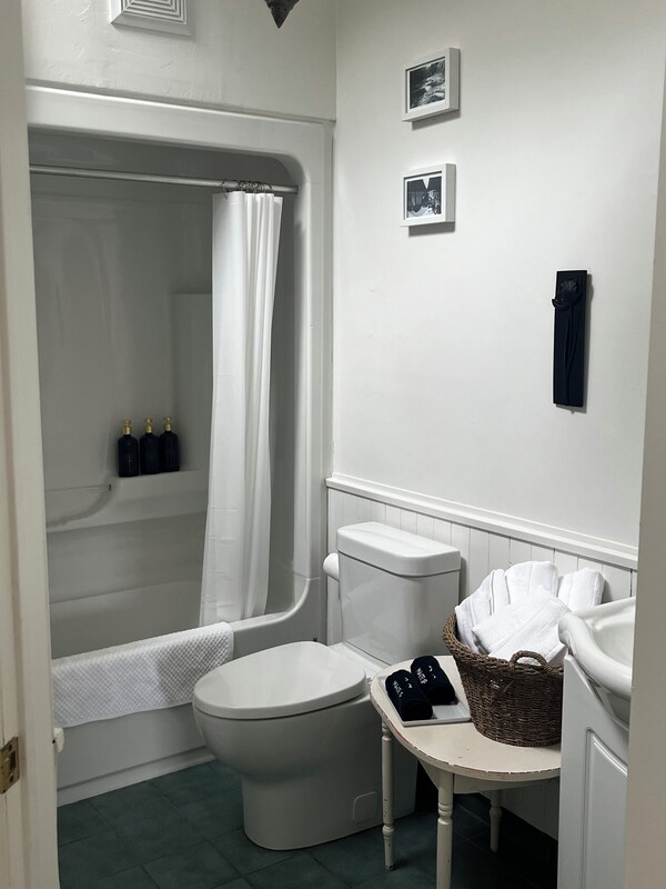 Downtown Elora Private Getaway - Lofty Haven - Fergus