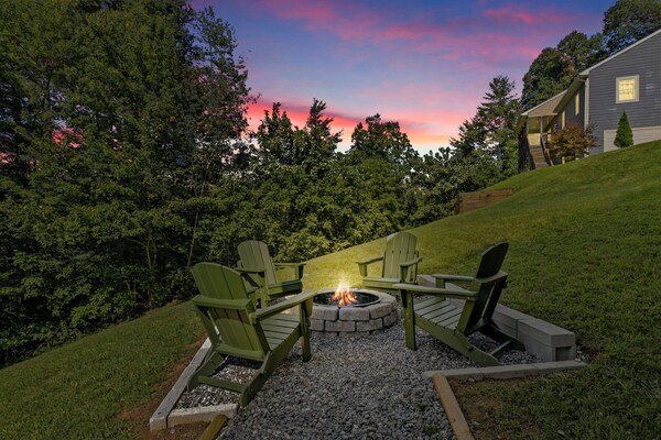 Country Road Retreat: A Cozy, Pet-friendly Stay Near Asheville With A Hot Tub & Fireplace - Weaverville, NC