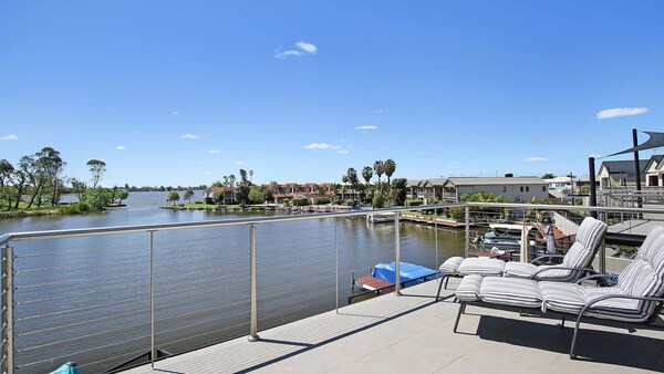 Fabulous Townshouse With Access To The Lagoon At Lake Mulwala. Walk To The Clubs And Enjoy Jetty. - Mulwala