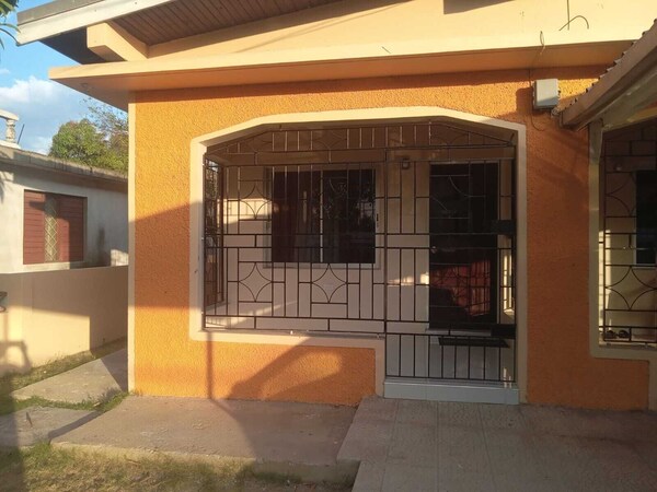 Charming 2-bedroom House In Portmore With Wifi, Ac - Kingston