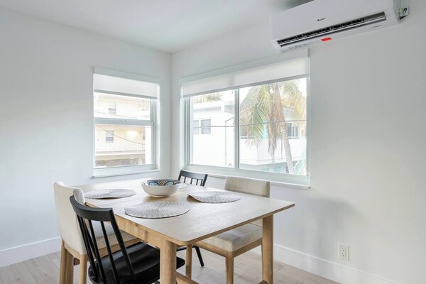 Walk To Beach / 8 Suites - Private Entrances / Birch Key | Homes - Fort Lauderdale