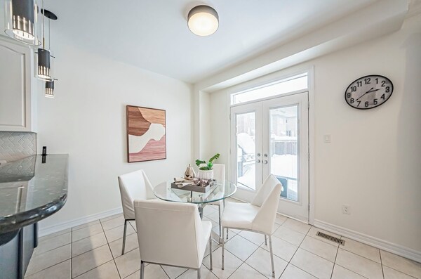 Newly Renovated 2-story House With 5 Bed Rooms And 4 Washrooms - Richmond Hill, ON