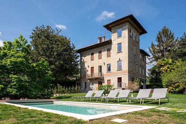 Magnolia Apartment In Villa Jejia, Lesa, Italy - Stresa