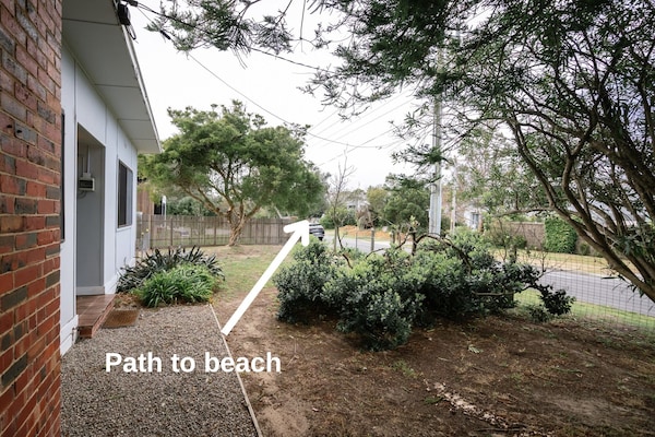 Vintage Beach Cottage - Across Road From Beach - Melbourne