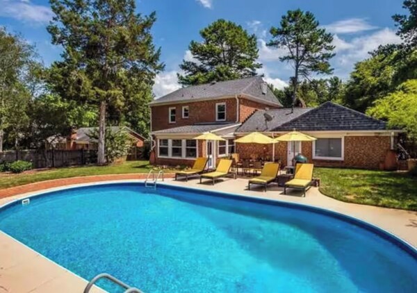 4-bedroom House In Fantastic Charlotte With Pool - Charlotte, NC