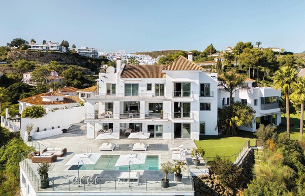 Villa Paraiso Alto | Ultimate Holiday Experience  Pool Gym Cinema Parking Golf - Estepona