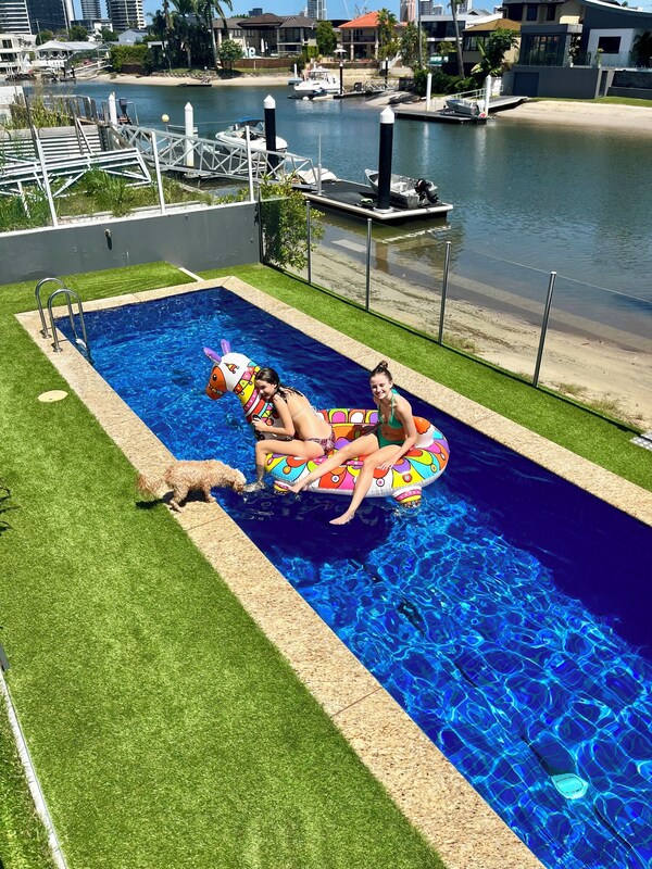 Waterfront Lux On Exclusive Isle Of Capri, Oasis Of Spacious Resort Style Living - Surfers Paradise