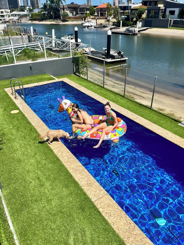 Waterfront Lux On Exclusive Isle Of Capri, Oasis Of Spacious Resort Style Living - Gold Coast