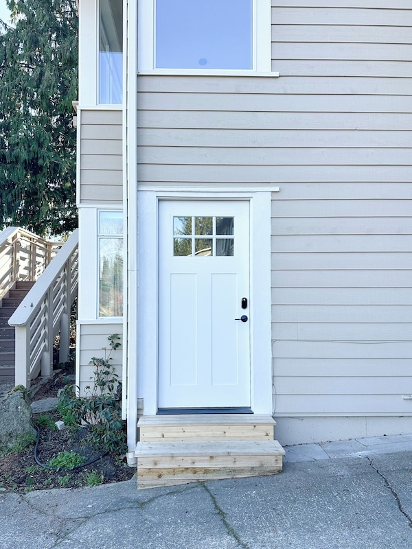 Clean And Charming Hilltop Guesthouse With 1-king Bed, Central Ac And Heating - Bothell, WA