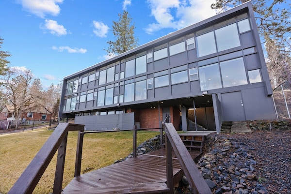Iconic Modern Stay W/ Free Parking Walk 2 Hospital - Spokane, WA