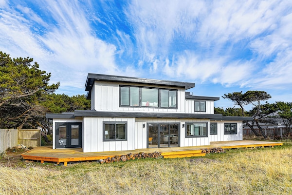 3-acre Oceanfront Home: Game Room & Fire Pit! - Astoria, OR