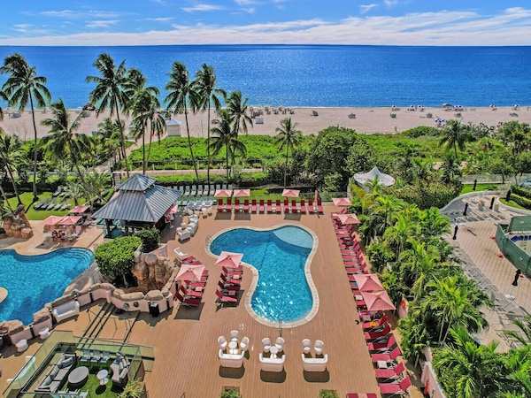 Beach Condo With Resort Perks, Pools, Fitness Center, And A Relaxing Bathtub 916 - Miami Beach, FL