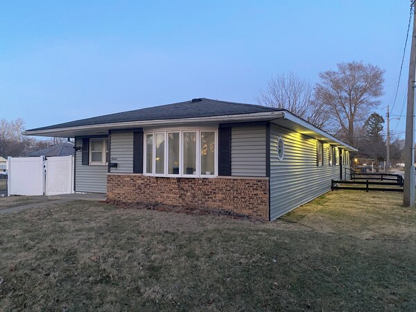 !Newly Renovated Home-super Cozy With Open Concept!\nthe Sweet 2 - Danville, IL
