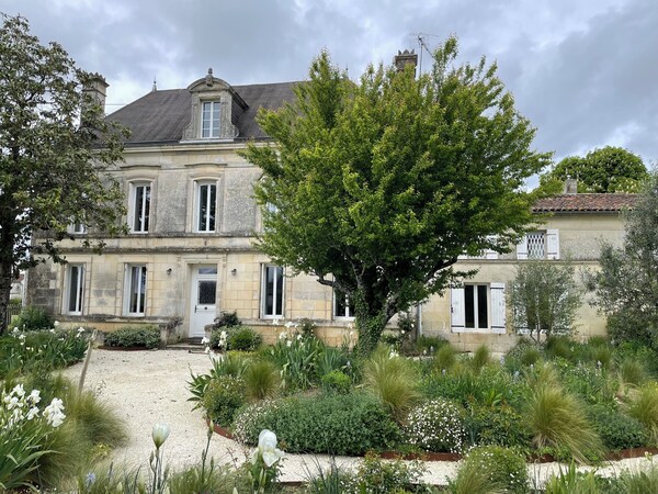 ÉLégante Demeure De Charme Avec Jardin Paysager Pour Retrouvailles - Charente-Maritime