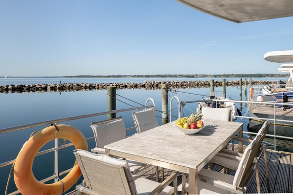 Hausboot "Fjordblik" -Komfortables Schwimmendes Ferienhaus Im Barther Yachthafen - Barth