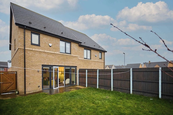 Host & Stay | Chippenham Close - Corby