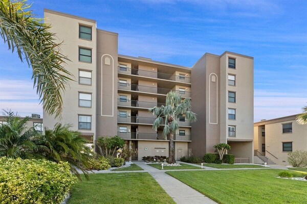 Sea Club#102 "Another Day In Paradise"~ Pool, Fishing Dock, Near Beach! - North Redington Beach, FL