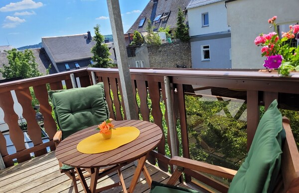 1-raum-apartment Mit Balkon Im 1.stock, Kombinierter Wohn-unde Schlafraum - Weißwasser