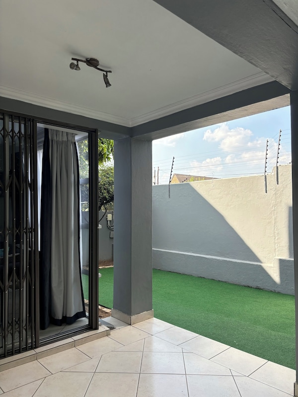 Lovely 2-bedroom Townhome With Wifi And Backup Power - Chartwell