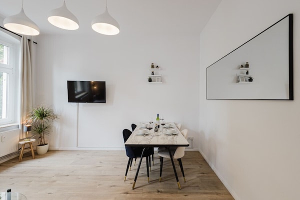 Modern Classic Apartment| Central| 2 Bedrooms - Dessau