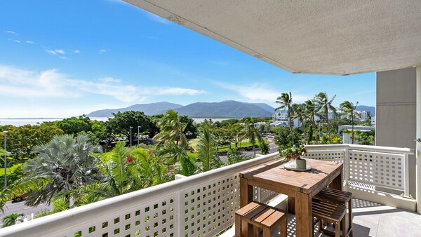 Belle Escapes Rydges Plaza Esplanade 54 With Stunning Ocean Views - Queensland