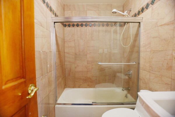 Spacious 3-bedroom Apartment In The Bronx Wirh Free Parking! - Yonkers, NY