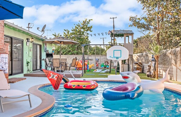 Pirates Cove: Heated Pool, Arcades, Playground And More! - 애너하임
