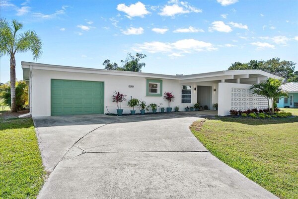 Mid-century Modern Gem With Stunning Pool In Psl - Port St. Lucie, FL