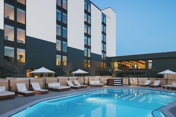 Hip & Modern Stay With Rooftop Lounges, Prime Location & City Views - Nashville, TN