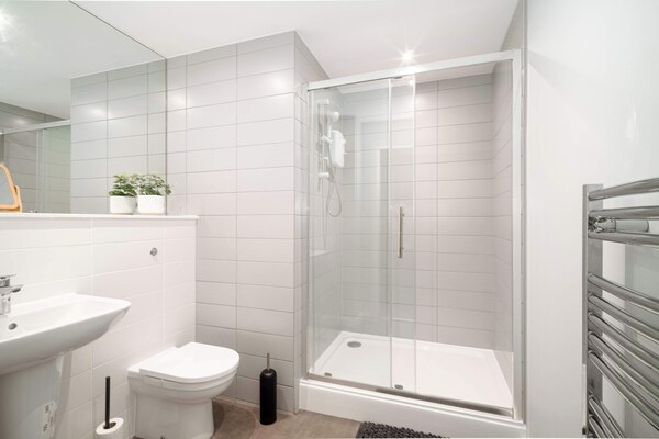 Modern Studio Apartment In Waterloo, Liverpool - Ormskirk