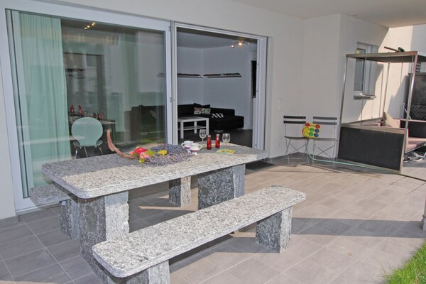 Modern Apartment On The First Floor Of A Small Apartment Building In A Central Location - Losone