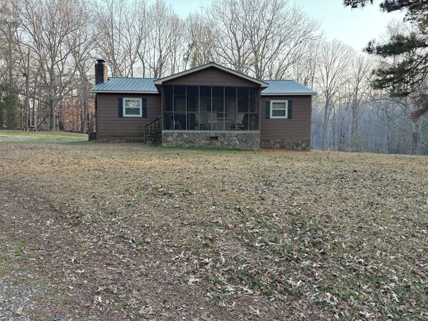 Soothing 3-bedroom House With Ac In Charming Iva - Redbox, Calhoun Falls