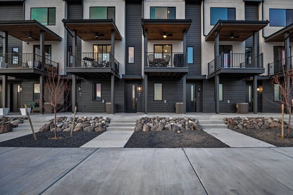 Rivers & Ridges Basecamp  Stylish 3br Townhome Near Adventure & Wineries! - Grand Junction, CO