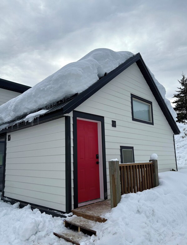 Red Powder House With Foosball Table. Downtown Rossland 5 Min To Red Mountain - Rossland