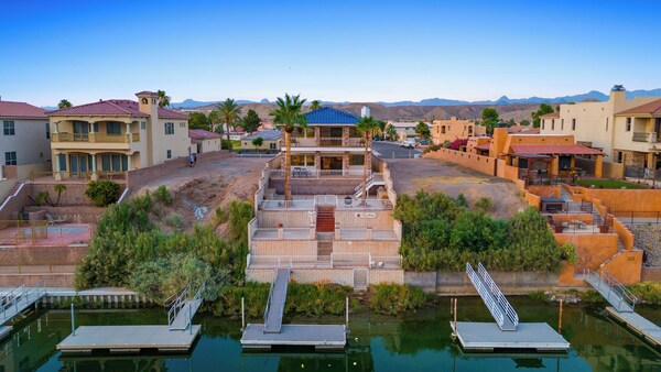 Amazing Riverfront Home With Dock, Boat Ramp, Fire Pit On The Colorado River. - Laughlin, NV