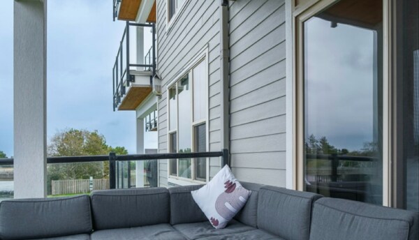 Peaceful, River Front, 2-bedroom Condo With Wifi In Seaside - Gearhart, OR