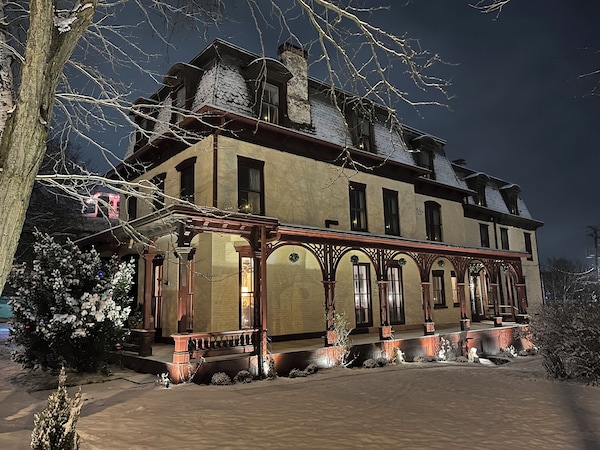 Grand Historic Downtown Apartment - Seneca Falls, NY