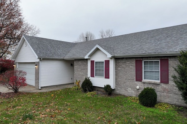 Cozy Retreat: 3/2 House With Deck - Columbia, MO